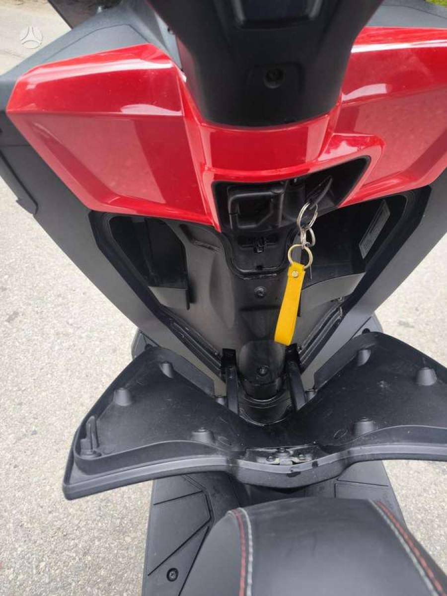 Красный Априлия SXR 2022 в Каунас, объемом двигателя 49.00 л и пробегом 7 тыс. км за 2000 €, фото 7 на AUTOMOTO.COM.LV