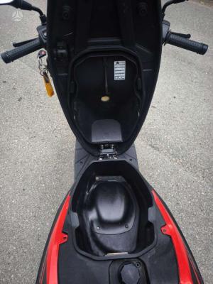 Красный Априлия SXR 2022 в Каунас, объемом двигателя 49.00 л и пробегом 7 тыс. км за 2000 €, фото 8 на AUTOMOTO.COM.LV