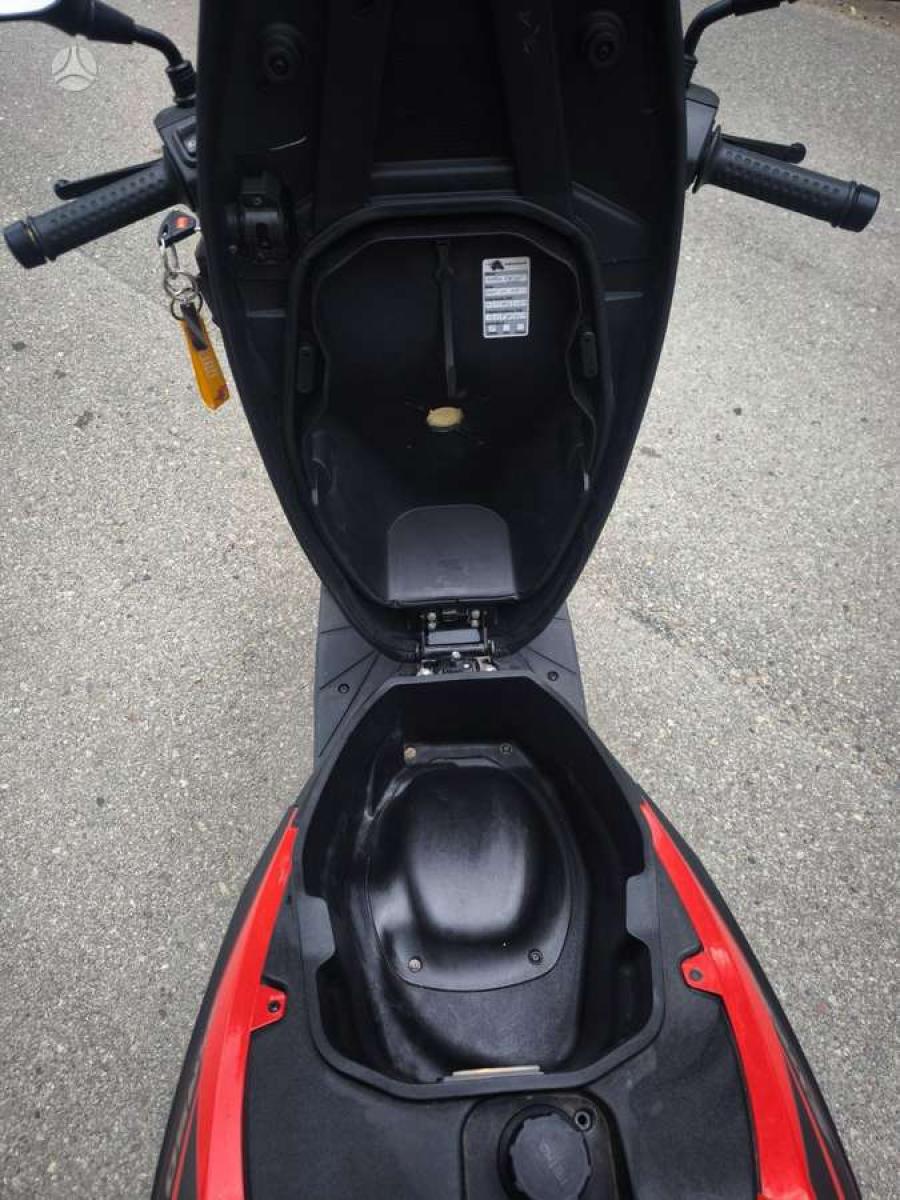 Красный Априлия SXR 2022 в Каунас, объемом двигателя 49.00 л и пробегом 7 тыс. км за 2000 €, фото 8 на AUTOMOTO.COM.LV