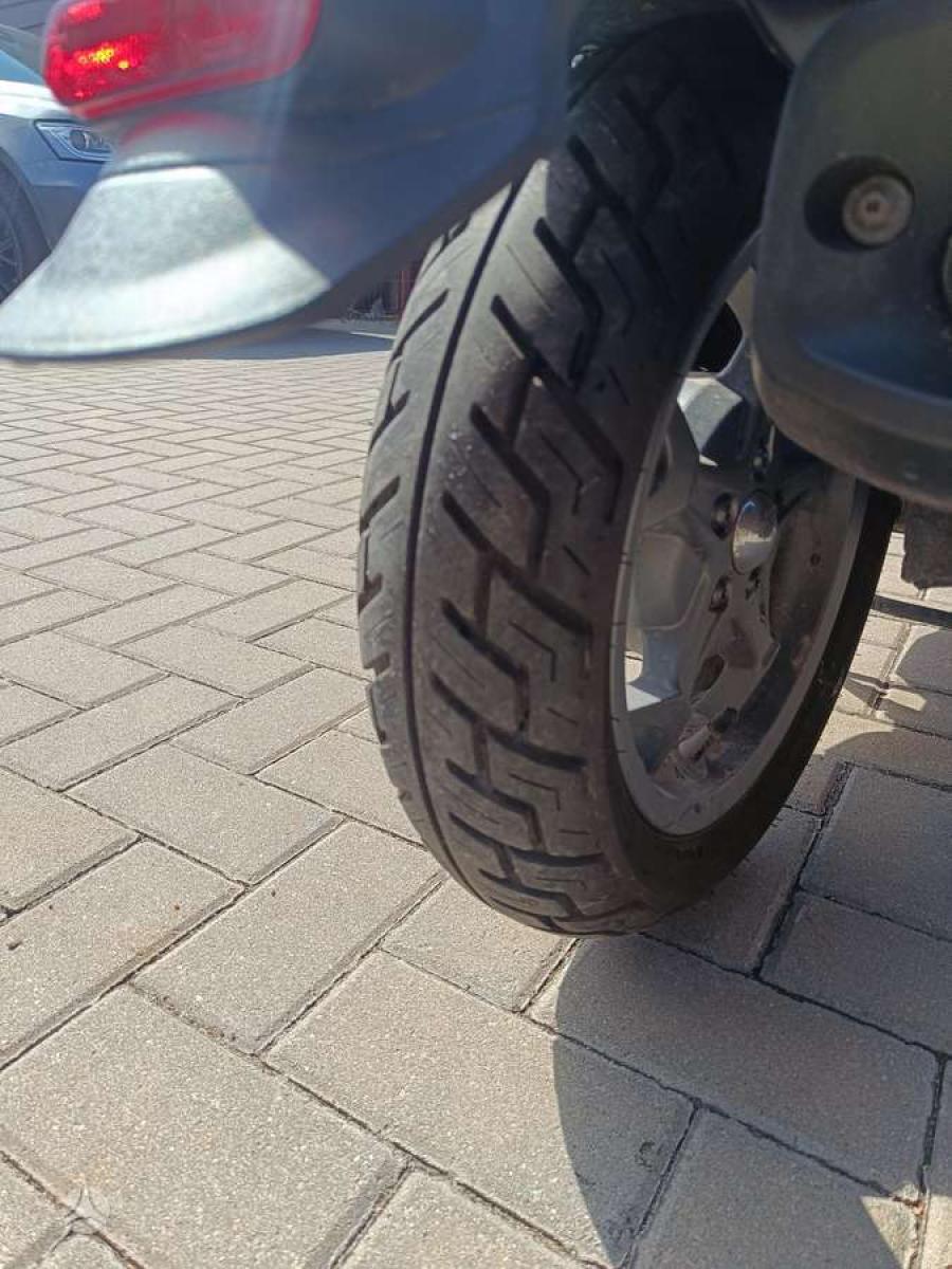 Red Aprilia SXR 2024 in Kaunas, with an engine capacity of 49.00 L and mileage of 2 thousand km for 1850 €, photo 11 on AUTOMOTO.COM.LV