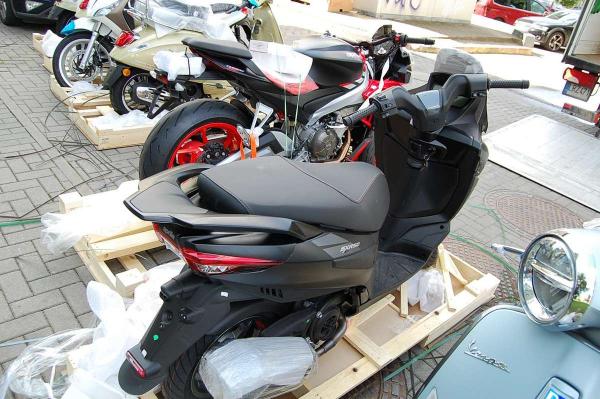 Red Aprilia SXR 2026 in Vilnius, with an engine capacity of 50.00 L and mileage of 0 thousand km for 2590 €, photo 2 on AUTOMOTO.COM.LV