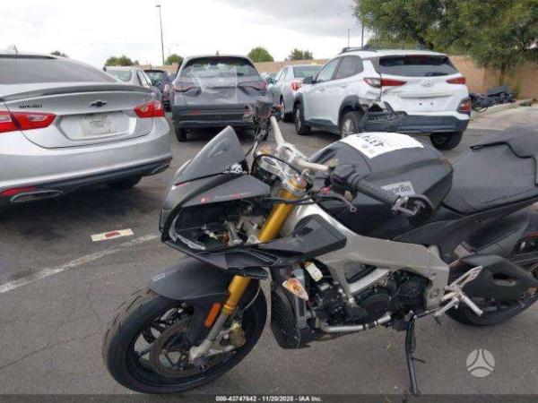 Black Aprilia Tuono 2015 in Klaipeda, with an engine capacity of 1.00 L and mileage of 43 thousand km for 4500 €, photo 2 on AUTOMOTO.COM.LV