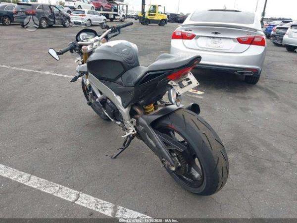Black Aprilia Tuono 2015 in Klaipeda, with an engine capacity of 1.00 L and mileage of 43 thousand km for 4500 €, photo 3 on AUTOMOTO.COM.LV