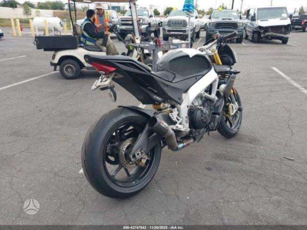 Black Aprilia Tuono 2015 in Klaipeda, with an engine capacity of 1.00 L and mileage of 43 thousand km for 4500 €, photo 4 on AUTOMOTO.COM.LV