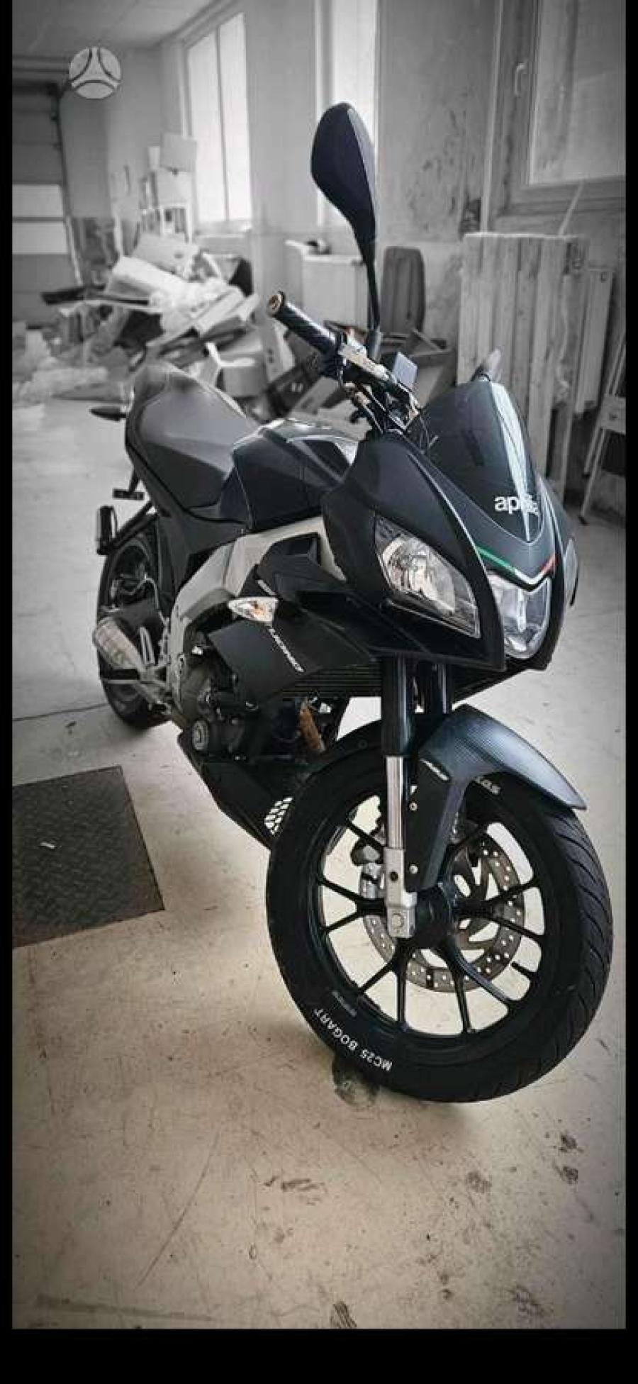 Black Aprilia Tuono 2019 in Siauliai, with an engine capacity of 0.13 L and mileage of 15 thousand km for 1990 €, photo 1 on AUTOMOTO.COM.LV