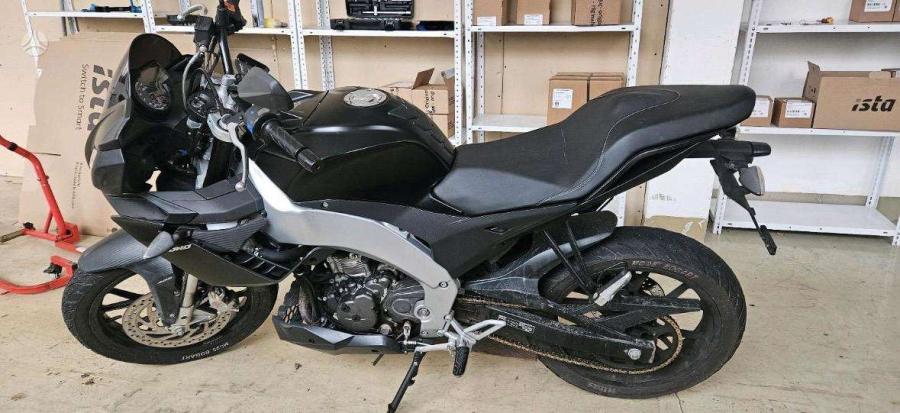 Black Aprilia Tuono 2019 in Siauliai, with an engine capacity of 0.13 L and mileage of 15 thousand km for 1990 €, photo 6 on AUTOMOTO.COM.LV