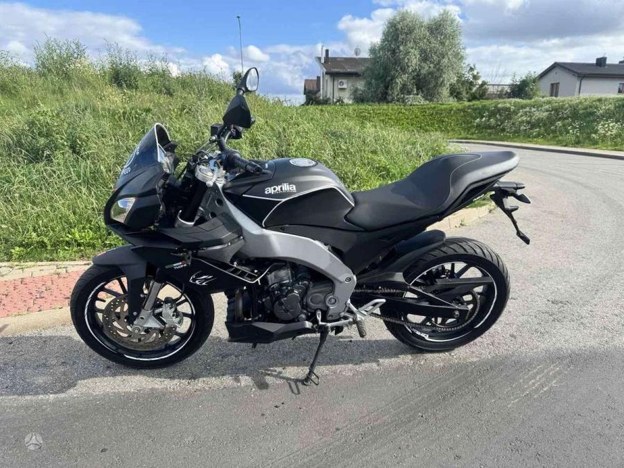 Black Aprilia Tuono 2019 in Kaunas, with an engine capacity of 0.13 L and mileage of 18 thousand km for 2300 €, photo 6 on AUTOMOTO.COM.LV
