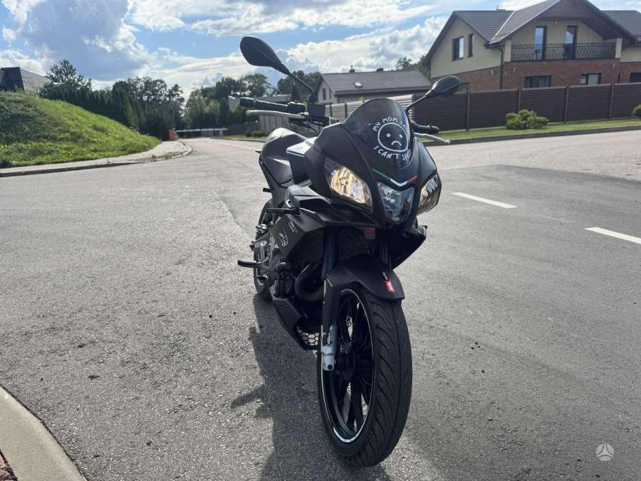 Black Aprilia Tuono 2019 in Kaunas, with an engine capacity of 0.13 L and mileage of 18 thousand km for 2300 €, photo 8 on AUTOMOTO.COM.LV