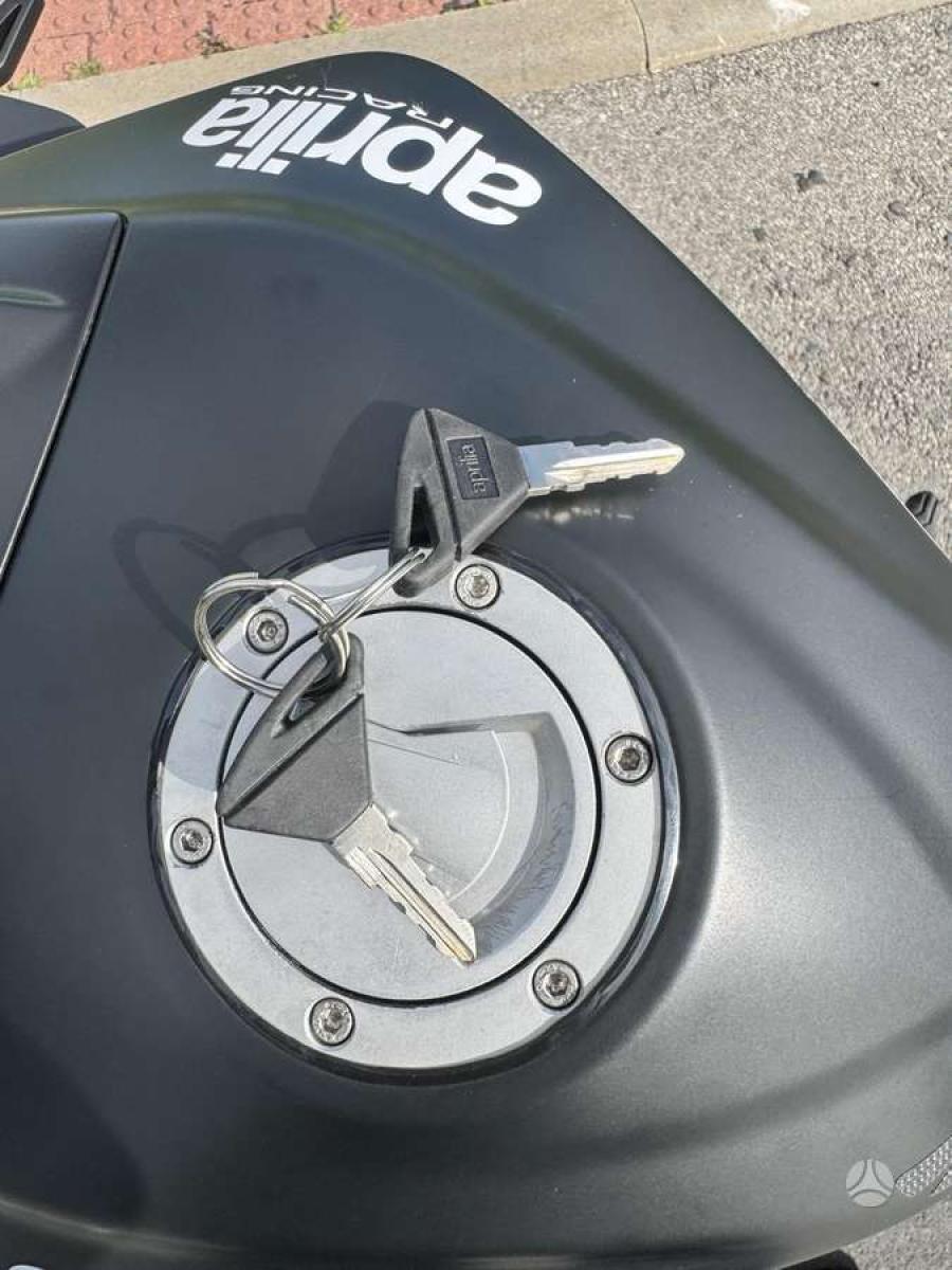 Black Aprilia Tuono 2019 in Kaunas, with an engine capacity of 0.13 L and mileage of 18 thousand km for 2300 €, photo 12 on AUTOMOTO.COM.LV