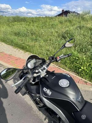 Black Aprilia Tuono 2019 in Kaunas, with an engine capacity of 0.13 L and mileage of 18 thousand km for 2300 €, photo 13 on AUTOMOTO.COM.LV