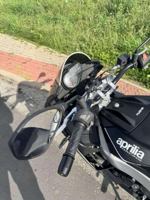 Black Aprilia Tuono 2019 in Kaunas, with an engine capacity of 0.13 L and mileage of 18 thousand km for 2300 €, photo 14 on AUTOMOTO.COM.LV