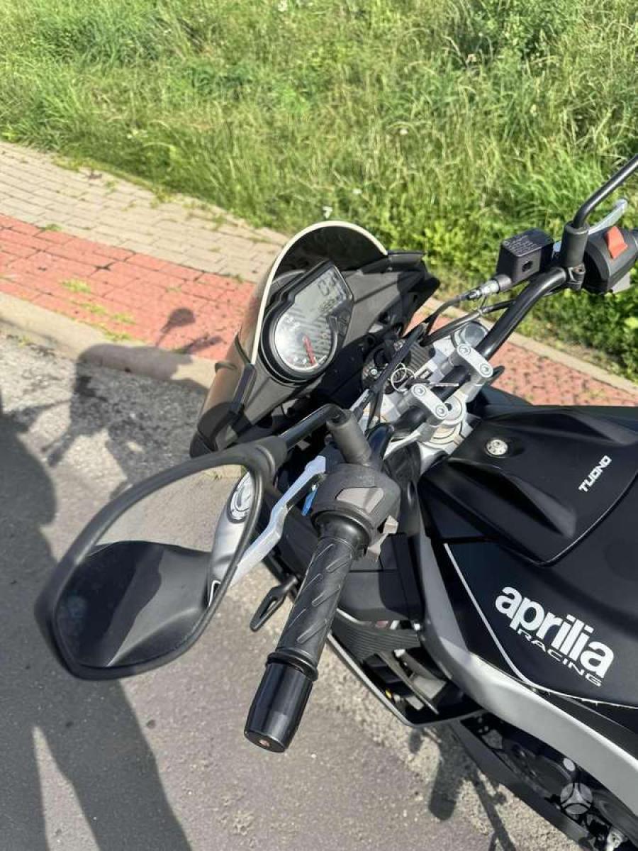Black Aprilia Tuono 2019 in Kaunas, with an engine capacity of 0.13 L and mileage of 18 thousand km for 2300 €, photo 14 on AUTOMOTO.COM.LV