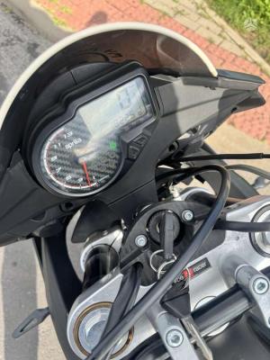 Black Aprilia Tuono 2019 in Kaunas, with an engine capacity of 0.13 L and mileage of 18 thousand km for 2300 €, photo 15 on AUTOMOTO.COM.LV