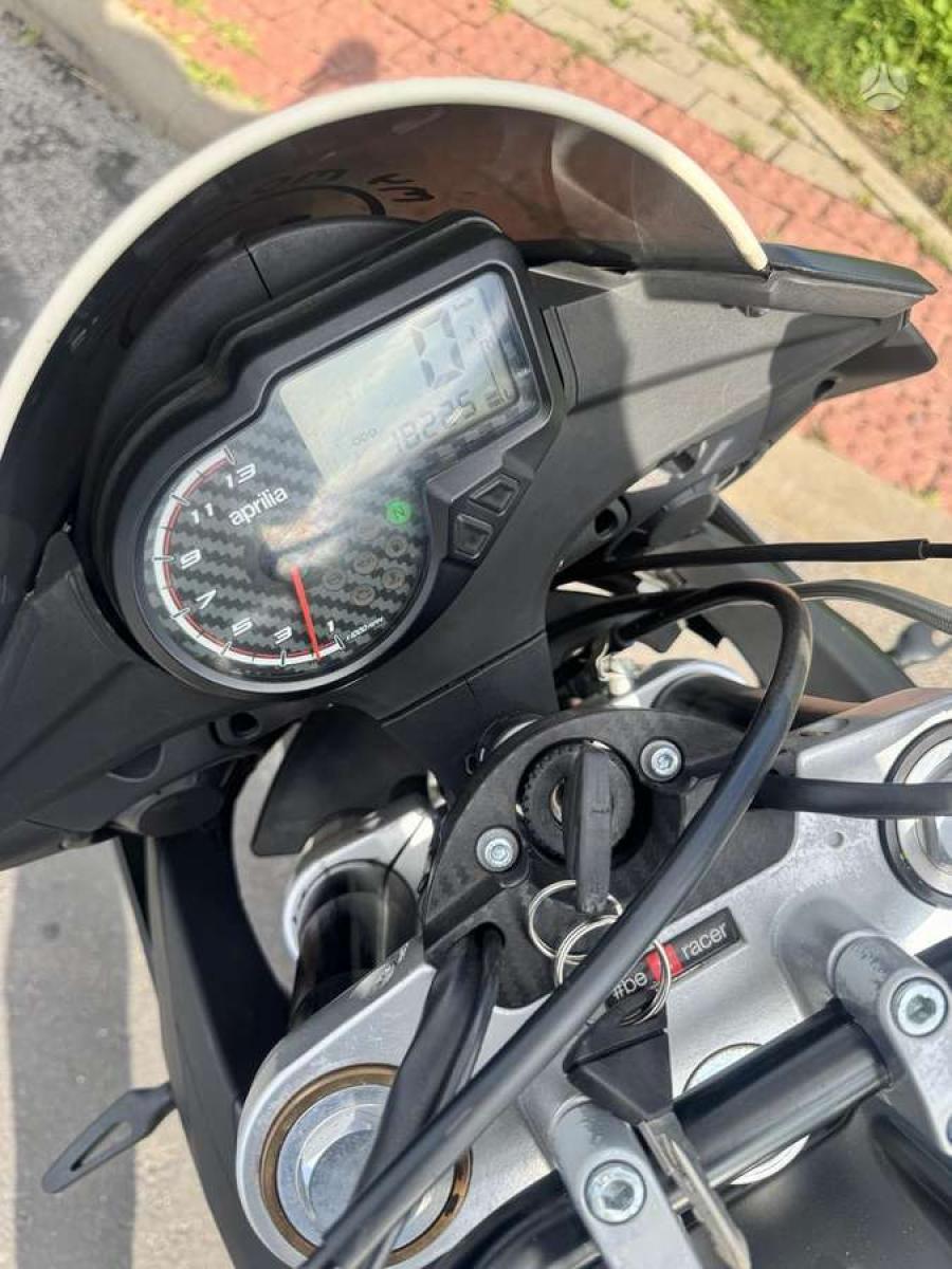 Black Aprilia Tuono 2019 in Kaunas, with an engine capacity of 0.13 L and mileage of 18 thousand km for 2300 €, photo 15 on AUTOMOTO.COM.LV