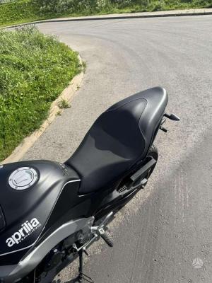 Black Aprilia Tuono 2019 in Kaunas, with an engine capacity of 0.13 L and mileage of 18 thousand km for 2300 €, photo 16 on AUTOMOTO.COM.LV