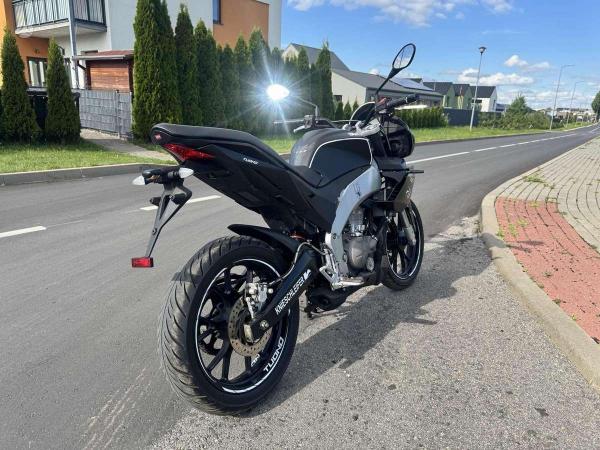 Black Aprilia Tuono 2019 in Kaunas, with an engine capacity of 0.13 L and mileage of 18 thousand km for 2300 €, photo 3 on AUTOMOTO.COM.LV