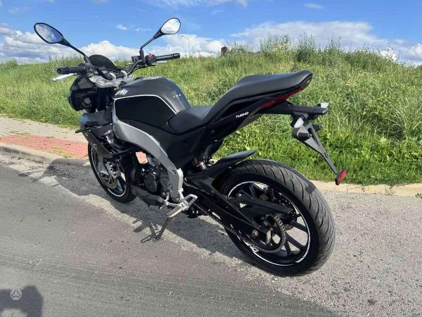 Black Aprilia Tuono 2019 in Kaunas, with an engine capacity of 0.13 L and mileage of 18 thousand km for 2300 €, photo 4 on AUTOMOTO.COM.LV