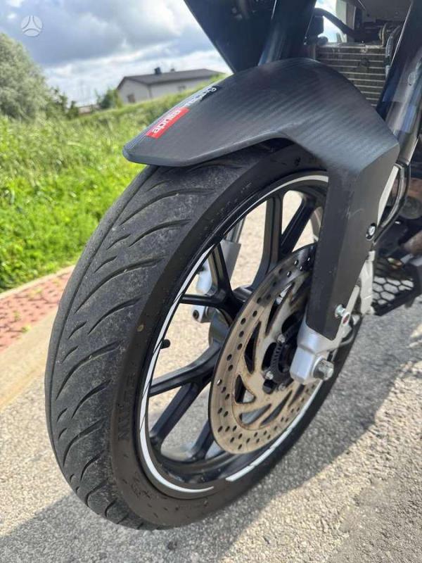 Black Aprilia Tuono 2019 in Kaunas, with an engine capacity of 0.13 L and mileage of 18 thousand km for 2300 €, photo 9 on AUTOMOTO.COM.LV