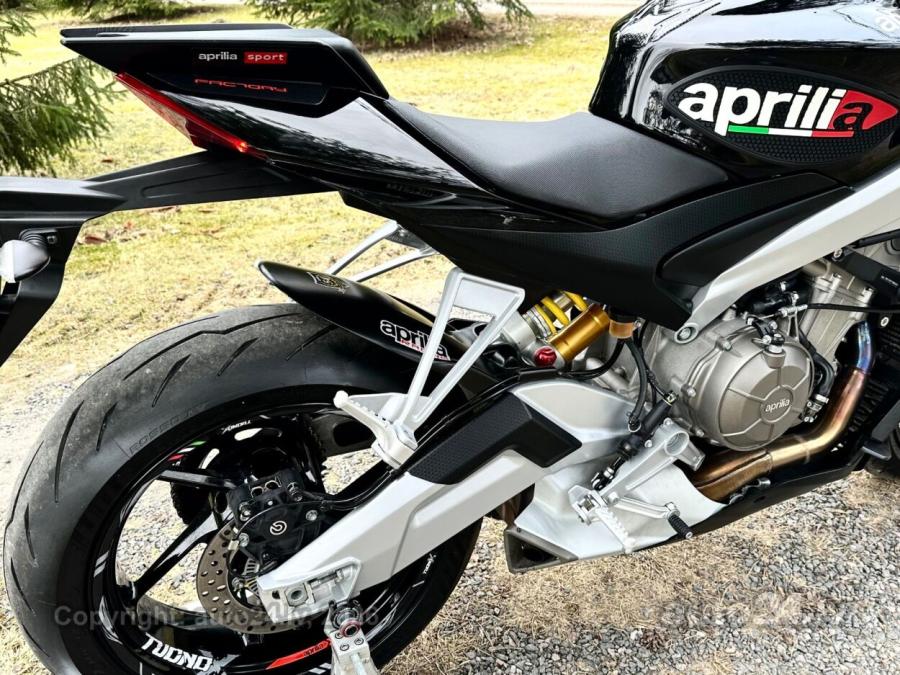 Black Aprilia Tuono 2022 in Tallinn, with an engine capacity of 0.66 L and mileage of 13 thousand km for 6990 €, photo 3 on AUTOMOTO.COM.LV
