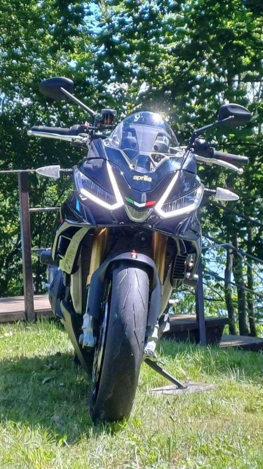 Black Aprilia Tuono 2022 in Vilnius, with an engine capacity of 1.08 L and mileage of 5 thousand km for 11500 €, photo 8 on AUTOMOTO.COM.LV