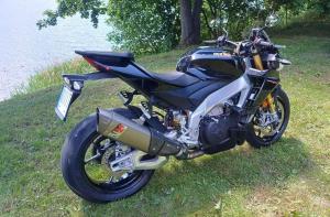 Black Aprilia Tuono 2022 in Vilnius, with an engine capacity of 1.08 L and mileage of 5 thousand km for 11500 €, photo 9 on AUTOMOTO.COM.LV