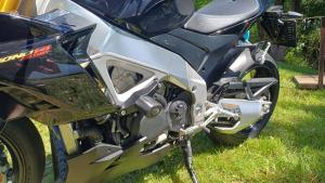 Black Aprilia Tuono 2022 in Vilnius, with an engine capacity of 1.08 L and mileage of 5 thousand km for 11500 €, photo 11 on AUTOMOTO.COM.LV