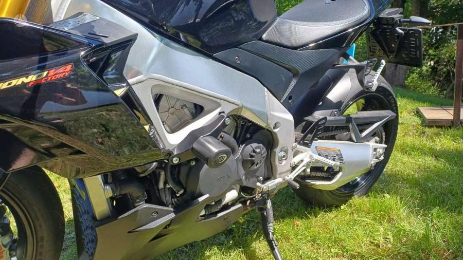 Black Aprilia Tuono 2022 in Vilnius, with an engine capacity of 1.08 L and mileage of 5 thousand km for 11500 €, photo 11 on AUTOMOTO.COM.LV