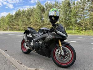 Melns Aprilia Tuono 2022 Viļņa, ar dzinēja tilpumu 1.10 L un nobraukumu 15 tūkst. km par 11600 €, foto  vietnē AUTOMOTO.COM.LV