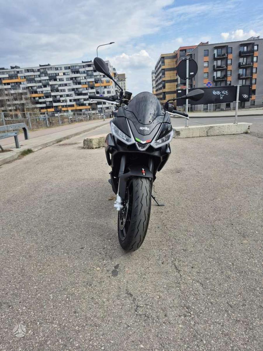 Melns Aprilia Tuono 2024 Viļņa, ar dzinēja tilpumu 0.66 L un nobraukumu 0 tūkst. km par 7600 €, foto 4 vietnē AUTOMOTO.COM.LV