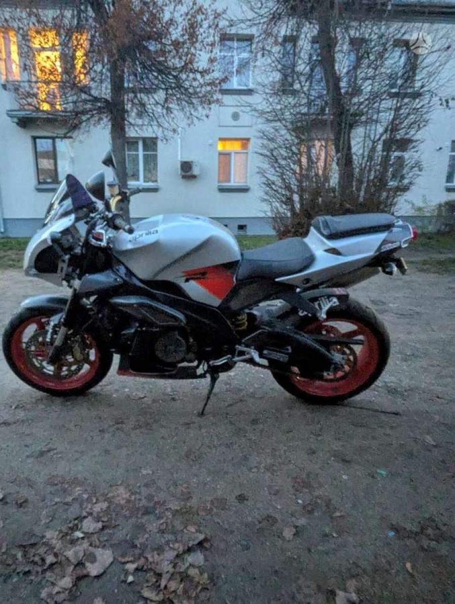 Pelēks Aprilia Tuono 2004 Kauņa, ar dzinēja tilpumu 0.00 L un nobraukumu 1160 tūkst. km par 2700 €, foto 1 vietnē AUTOMOTO.COM.LV
