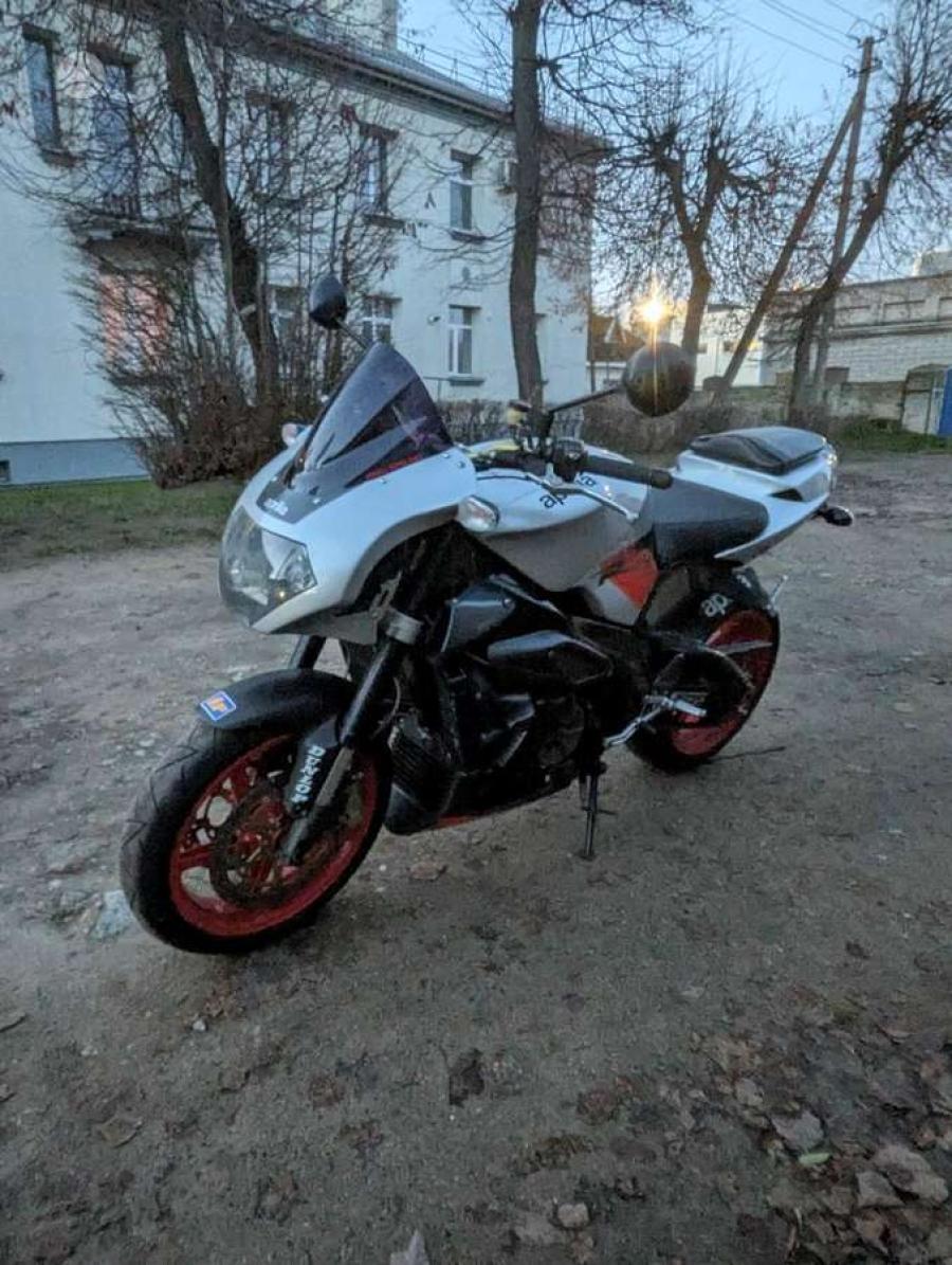 Pelēks Aprilia Tuono 2004 Kauņa, ar dzinēja tilpumu 0.00 L un nobraukumu 1160 tūkst. km par 2700 €, foto 2 vietnē AUTOMOTO.COM.LV