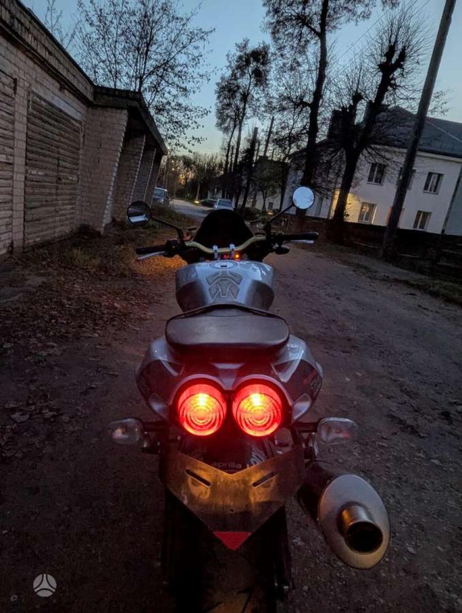 Pelēks Aprilia Tuono 2004 Kauņa, ar dzinēja tilpumu 0.00 L un nobraukumu 1160 tūkst. km par 2700 €, foto 6 vietnē AUTOMOTO.COM.LV