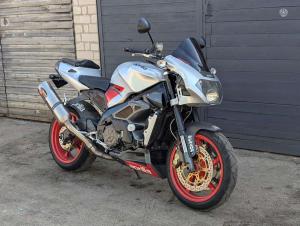 Pelēks Aprilia Tuono 2004 Kauņa, ar dzinēja tilpumu 1.00 L un nobraukumu 15 tūkst. km par 2600 €, foto 3 vietnē AUTOMOTO.COM.LV