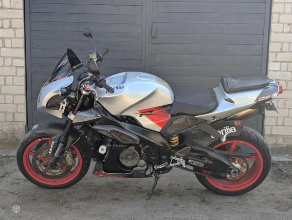 Grey Aprilia Tuono 2004 in Kaunas, with an engine capacity of 1.00 L and mileage of 15 thousand km for 2600 €, photo 3 on AUTOMOTO.COM.LV