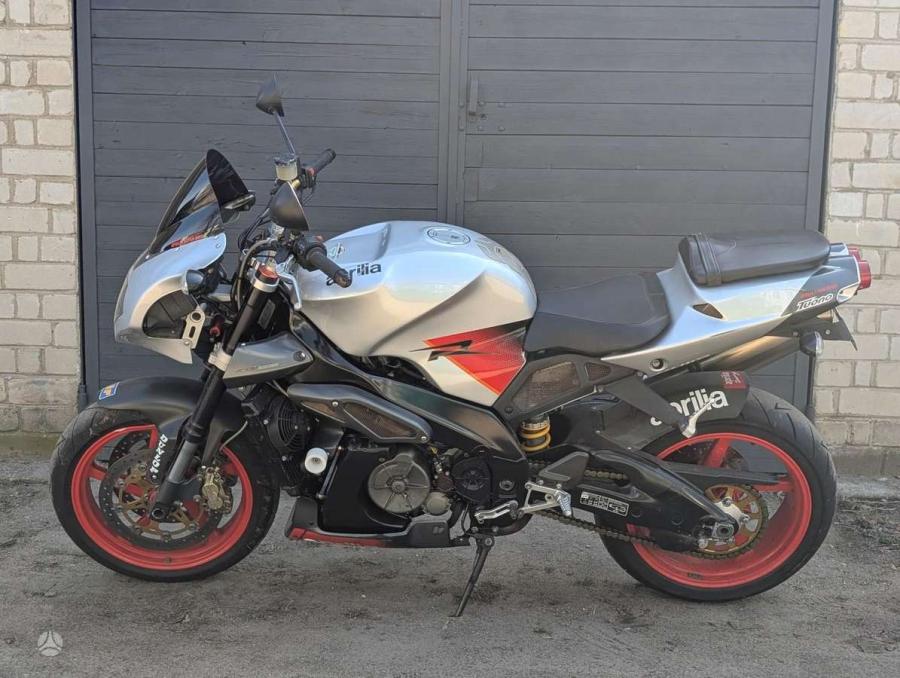 Pelēks Aprilia Tuono 2004 Kauņa, ar dzinēja tilpumu 1.00 L un nobraukumu 15 tūkst. km par 2600 €, foto 4 vietnē AUTOMOTO.COM.LV