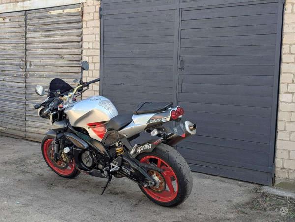 Grey Aprilia Tuono 2004 in Kaunas, with an engine capacity of 1.00 L and mileage of 15 thousand km for 2600 €, photo 4 on AUTOMOTO.COM.LV