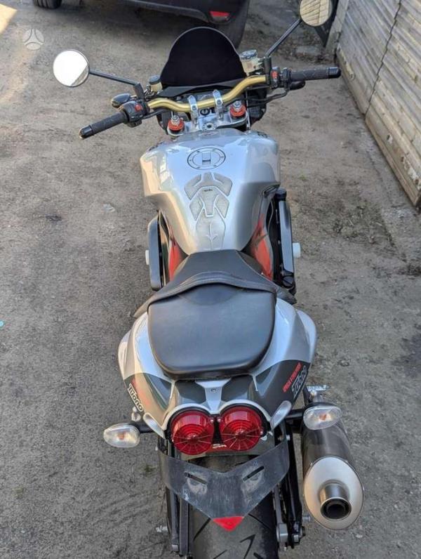 Grey Aprilia Tuono 2004 in Kaunas, with an engine capacity of 1.00 L and mileage of 15 thousand km for 2600 €, photo 5 on AUTOMOTO.COM.LV