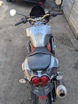 Pelēks Aprilia Tuono 2004 Kauņa, ar dzinēja tilpumu 1.00 L un nobraukumu 15 tūkst. km par 2600 €, foto 6 vietnē AUTOMOTO.COM.LV