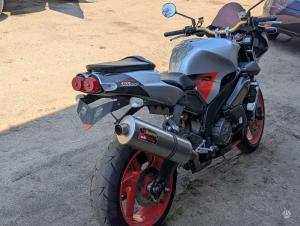 Pelēks Aprilia Tuono 2004 Kauņa, ar dzinēja tilpumu 1.00 L un nobraukumu 15 tūkst. km par 2600 €, foto 7 vietnē AUTOMOTO.COM.LV