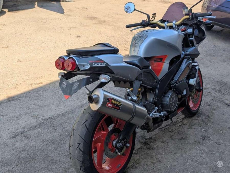 Pelēks Aprilia Tuono 2004 Kauņa, ar dzinēja tilpumu 1.00 L un nobraukumu 15 tūkst. km par 2600 €, foto 7 vietnē AUTOMOTO.COM.LV