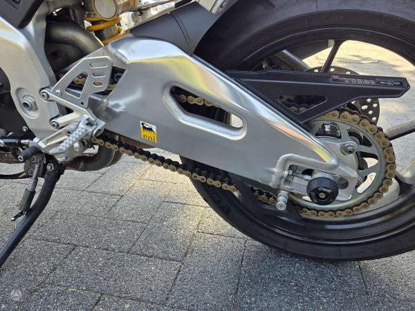 Pelēks Aprilia Tuono 2017 Panevēža, ar dzinēja tilpumu 1.10 L un nobraukumu 29 tūkst. km par 6199 €, foto 3 vietnē AUTOMOTO.COM.LV