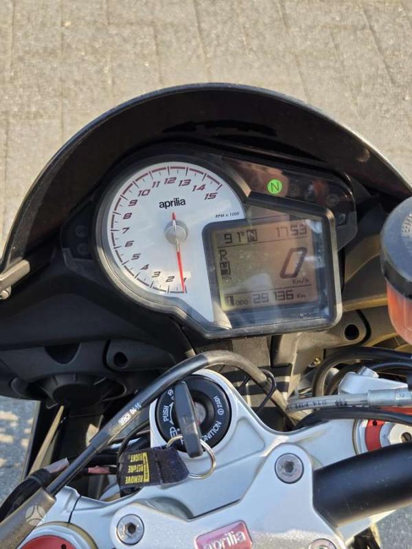 Pelēks Aprilia Tuono 2017 Panevēža, ar dzinēja tilpumu 1.10 L un nobraukumu 29 tūkst. km par 6199 €, foto 4 vietnē AUTOMOTO.COM.LV