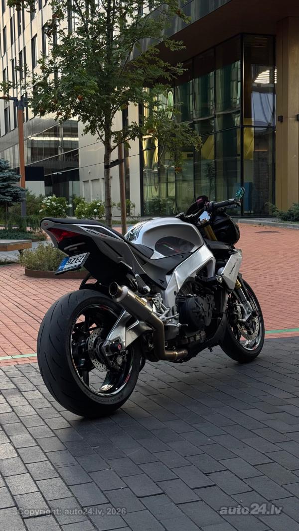 Grey Aprilia Tuono 2017 in Tallinn, with an engine capacity of 1.08 L and mileage of 39 thousand km for 8900 €, photo 2 on AUTOMOTO.COM.LV