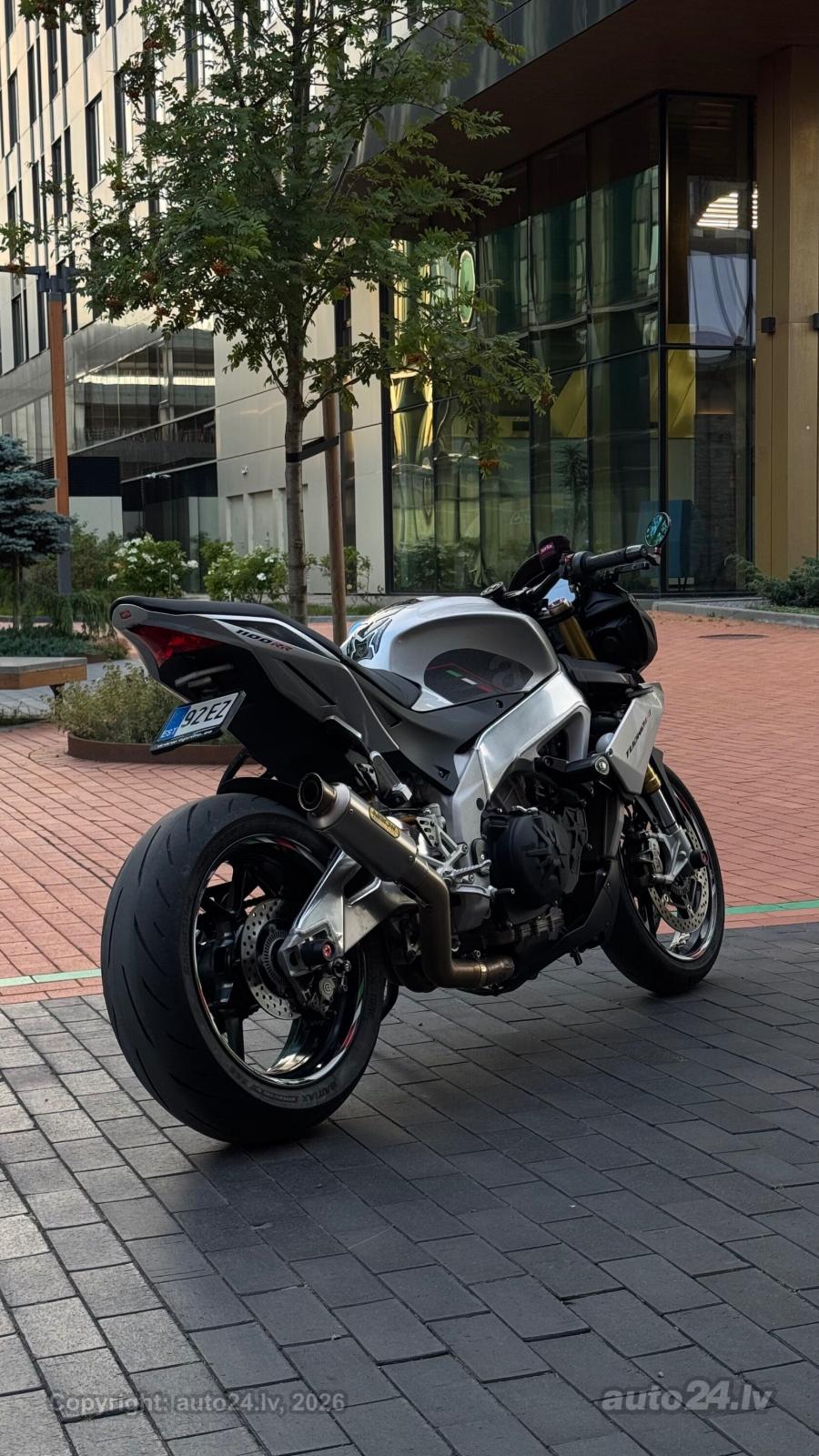 Grey Aprilia Tuono 2017 in Tallinn, with an engine capacity of 1.08 L and mileage of 39 thousand km for 8900 €, photo 3 on AUTOMOTO.COM.LV