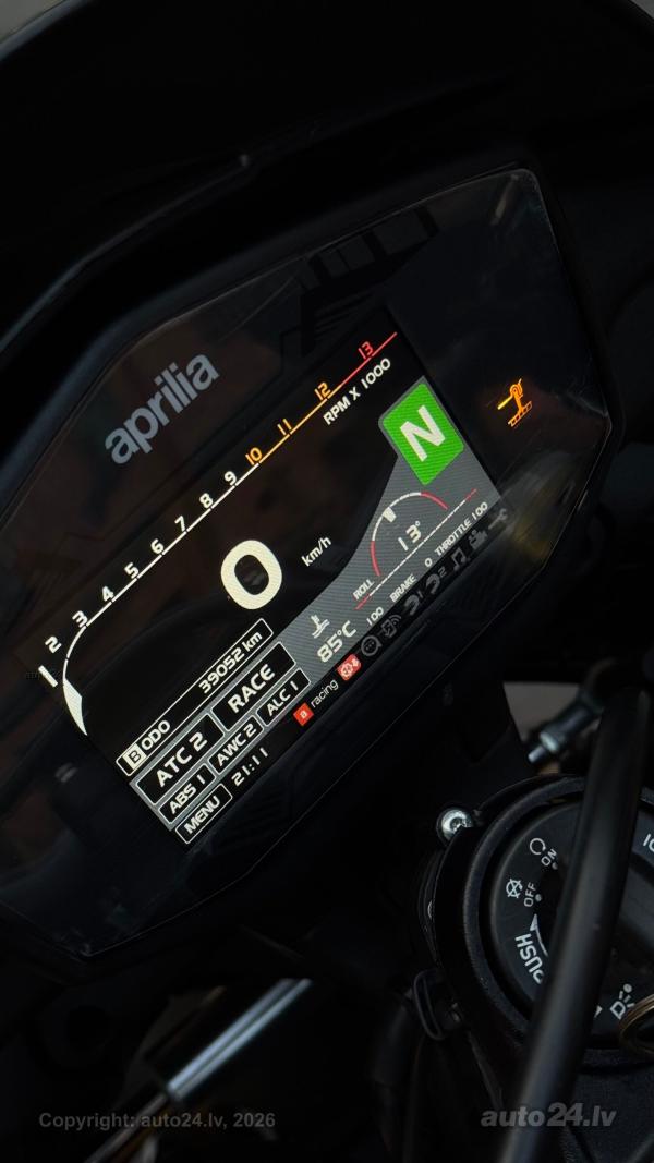 Grey Aprilia Tuono 2017 in Tallinn, with an engine capacity of 1.08 L and mileage of 39 thousand km for 8900 €, photo 5 on AUTOMOTO.COM.LV