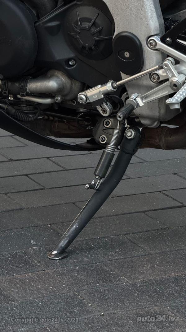 Grey Aprilia Tuono 2017 in Tallinn, with an engine capacity of 1.08 L and mileage of 39 thousand km for 8900 €, photo 8 on AUTOMOTO.COM.LV