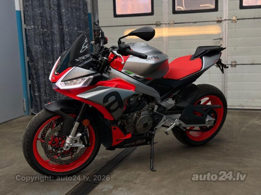 Pelēks Aprilia Tuono 2022 Pērnava, ar dzinēja tilpumu 0.66 L un nobraukumu 9 tūkst. km par 7990 €, foto 2 vietnē AUTOMOTO.COM.LV
