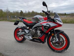 Pelēks Aprilia Tuono 2023 Tallina, ar dzinēja tilpumu 0.66 L un nobraukumu 10 tūkst. km par 7200 €, foto  vietnē AUTOMOTO.COM.LV