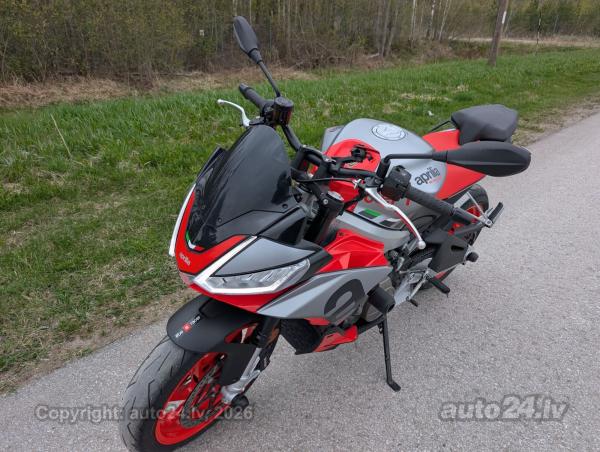 Pelēks Aprilia Tuono 2023 Tallina, ar dzinēja tilpumu 0.66 L un nobraukumu 10 tūkst. km par 7200 €, foto 2 vietnē AUTOMOTO.COM.LV