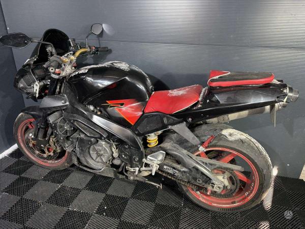 Aprilia Tuono 2006 in Taurage, with an engine capacity of 1.00 L and mileage of 60 thousand km for 1700 €, photo 6 on AUTOMOTO.COM.LV